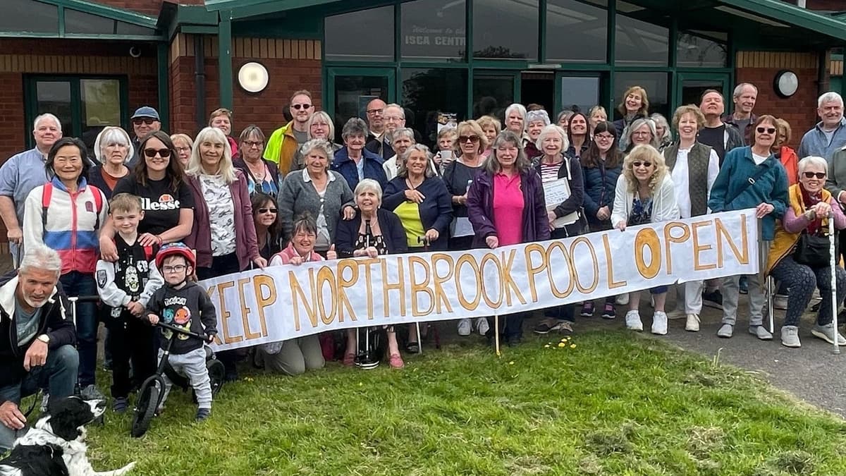 Protesters fear for future of Exeter swimming pool | creditoncourier.co.uk